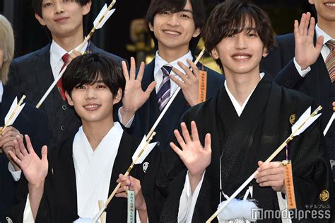 画像1 3 なにわ男子・道枝駿佑＆長尾謙杜、大倉忠義提案の袴姿で登場「ジャニーズ事務所を盛り上げられるように」新成人の意気込み語る