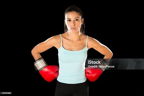 피트니스 여자 와 빨간 권투 장갑 포즈 도전적인 싸움 태도 건강한 생활방식에 대한 스톡 사진 및 기타 이미지 건강한 생활방식 검은색 관능 Istock