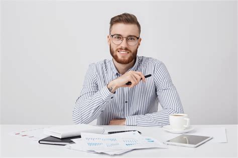 Trabalhador Profissional Do Sexo Masculino Com Barba Espessa E Penteado Moderno Usa Culos