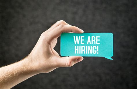 우리는 어두운 배경에 손으로 개최 음성 풍선에 텍스트를 고용 합니다 채용 인적 자원 및 고용 개념입니다 노동 싶 었 어 구인 중에 대한 스톡 사진 및 기타 이미지 Istock