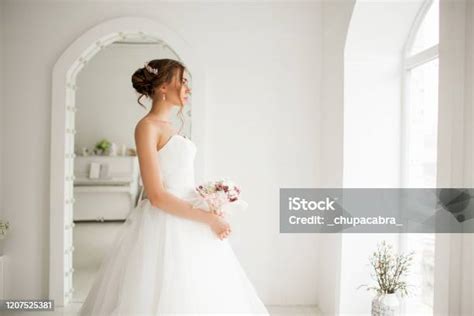 밝은 흰색 스튜디오에서 꽃다발을 들고 아름다운 드레스에 젊은 신부 웨딩 컨셉 결혼식에 대한 스톡 사진 및 기타 이미지 결혼식 스튜디오 촬영 귀여운 Istock