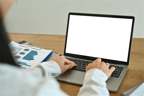 사무실 책상 위에서 노트북을 사용하는 여성 직원을 어깨 너머로 봅니다 흰색 화면과 텍스트를 위한 빈 공간 25 29세에 대한 스톡 사진 및 기타 이미지 Istock