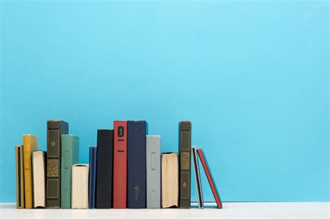 나무 책상 테이블과 추상적 인 배경에 책 교육 배경 공간을 복사합니다 학교로 돌아갑니다 0명에 대한 스톡 사진 및 기타 이미지 Istock