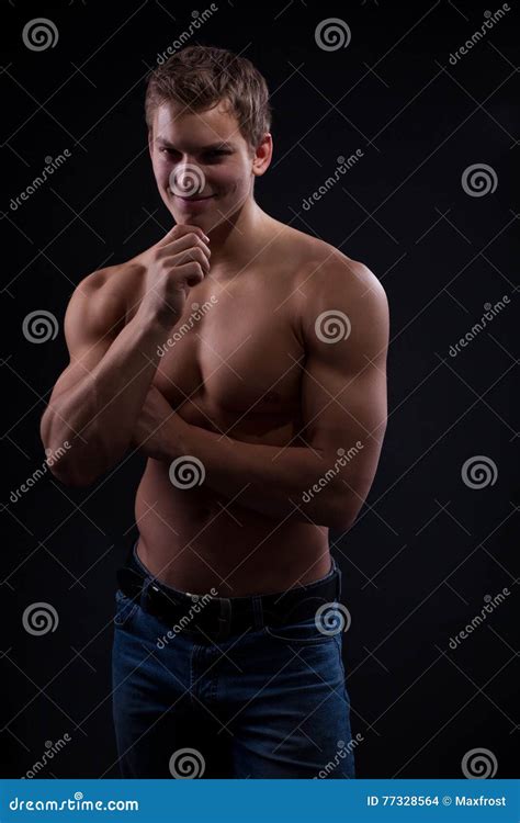 Muscle сексуальный нагой молодой человек представляя в джинсах Стоковое Фото изображение