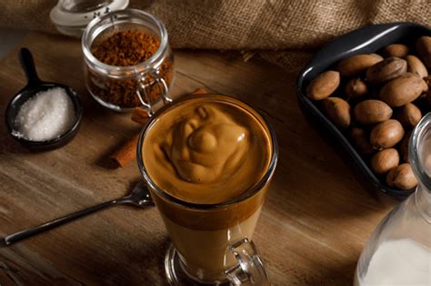 달고나 커피 나무 배경에 한국 커피 음료 설탕과 뜨거운 물로 휘핑한 인스턴트 커피 또는 에스프레소 파우더 아이스 휘핑 달고나 커피 컨셉top 보기 갈색에 대한 스톡 사진 및