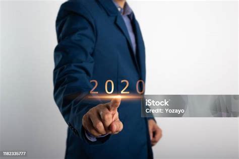 비즈니스 새해 개념입니다 2020 년을 만지는 사업가 내년 사업 계획의 준비 상태를 나타냅니다 2020년에 대한 스톡 사진 및 기타 이미지 Istock