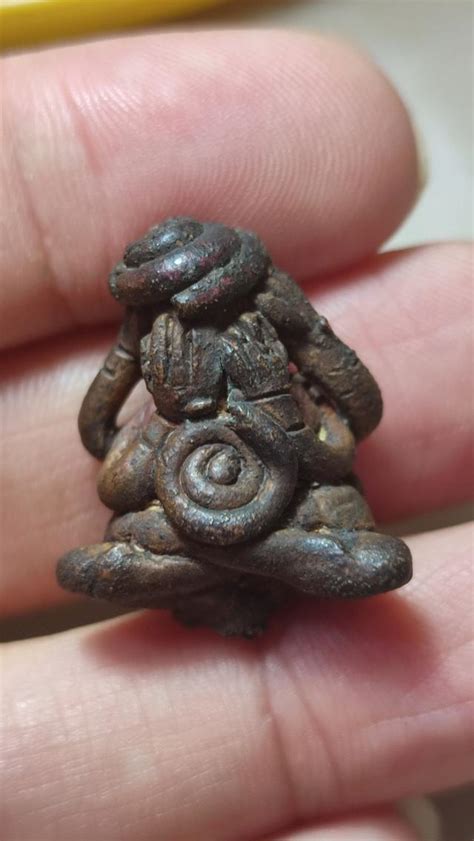 พระปิดตา เนื้อหาเก่า โลหะเก่า ยันต์ยุ่ง Ennxo