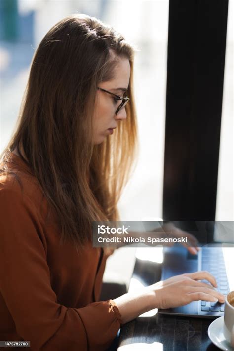 카페 바 또는 레스토랑에서 젊은 사업가입니다 노트북으로 작업하고 창가 테이블에서 차를 마시는 프리랜서 소녀 25 29세에 대한 스톡 사진 및 기타 이미지 Istock