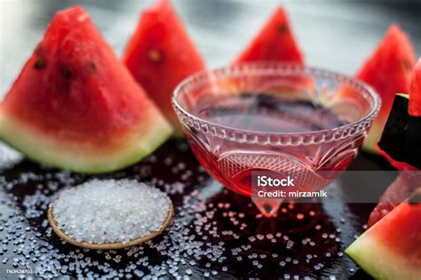 유리 그릇에 설탕과 잘 혼합 수박 펄프로 구성된 나무 표면에 수제 설탕 스크럽을 만들기 위해 최고의 조리법 성분 각질제거에 대한 스톡 사진 및 기타 이미지 Istock