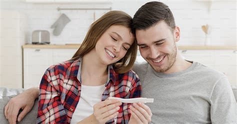 임신 테스트의 긍정적인 결과를 보고 아이와 함께 미래의 가족 생활을 계획하는 행복한 커플 사진 Unsplash의 여성 이미지