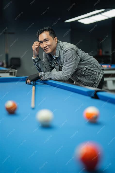 Premium Photo Portrait Of A Male Pool Player Standing Leaning His Hand On The Pool And Smiling