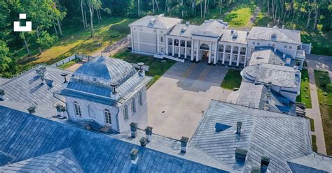 낮에 흰색과 파란색 콘크리트 건물 근처의 보도를 걷는 사람들 사진 Unsplash의 무료 땅 이미지