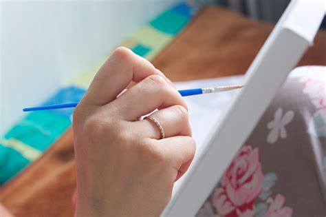 예술 숫자로 그리기 한 여성이 면화로 캔버스를 그립니다 브러쉬 번호가 매겨진 페인트 및 물을 유리에 사용합니다 개념에 대한 스톡 사진 및 기타 이미지 Istock