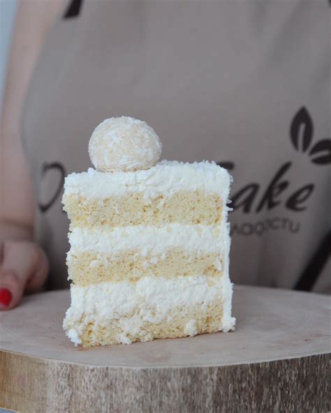 Торты на заказ Москва КОКОСОВЫЙ РАЙ 🥥🌴 ⠀ Просто посмотрите на этот кокосовый разрез🤤🍰