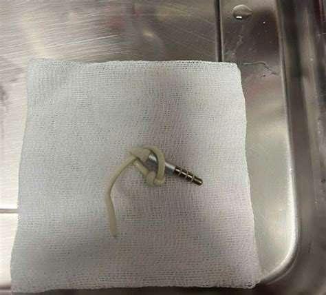 Xem Clip Sex Trên Mạng Nam Thanh Niên Nhét Dây Tai Nghe Dài 10cm Vào