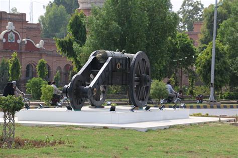 전쟁을 위해 바퀴에 바하 왈푸르 대포의 나와브 방어를위한 성 대포 성의 고대 총통 총 마차에 골동품 대포 총 배럴오래 된 대포