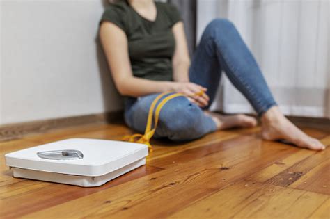 나무 바닥에 측정 테이프와 흰색 규모와 우울증 화가 슬픈 여자 Health에 대한 스톡 사진 및 기타 이미지 Health 가냘픈 개념 Istock