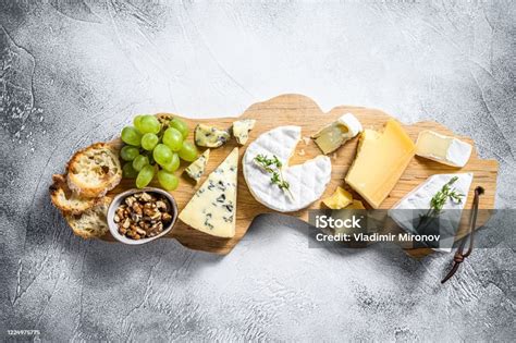 나무 도마에 모듬 치즈 카망베르 브리 파르메산 블루 치즈 포도와 호두 흰색 배경입니다 맨 위 보기 0명에 대한 스톡 사진 및 기타 이미지 Istock