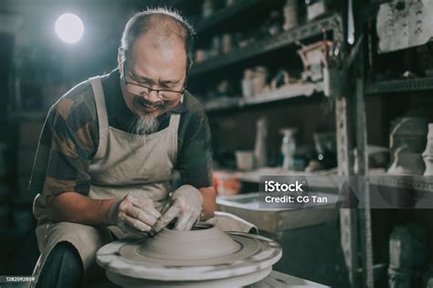회전 하는 도자기 바퀴와 그의 스튜디오에서 작업 하는 아시아 중국 노인 클레이 아티스트 녹로에 대한 스톡 사진 및 기타 이미지 녹로 60 64세 공예 Istock