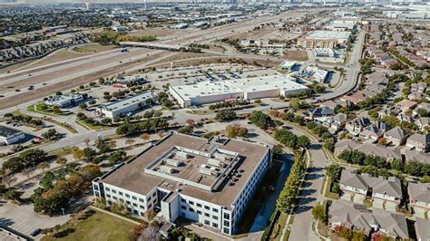 상업용 건물 사무실 공간 식료품 점 레스토랑 린든 B 존슨 주간 고속도로 I635 고속도로 신축 주거 지역 주택 교외 달라스 텍사스 공중 0명에 대한 스톡 사진 및 기타