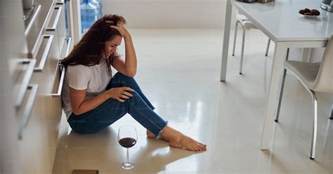 젊은 우울한 여자 바닥에 앉아 울면서 그녀의 머리카락을 만지고 있다 사진 Unsplash의 머리 이미지