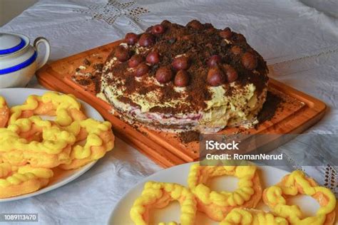 초콜릿 케이크 체리와 초콜릿을 강판 하 고 휘 핑 크림 축제 테이블에 수 제 크림 퍼프 갈색에 대한 스톡 사진 및 기타 이미지 갈색 거품 내기 달콤한 음식 Istock