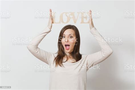 흰색 바탕에 그녀의 머리 나무 말씀 사랑 위에 들고 가벼운 캐주얼 옷에 아름 다운 젊은 웃는 여자 광고에 대 한 공간을 복사