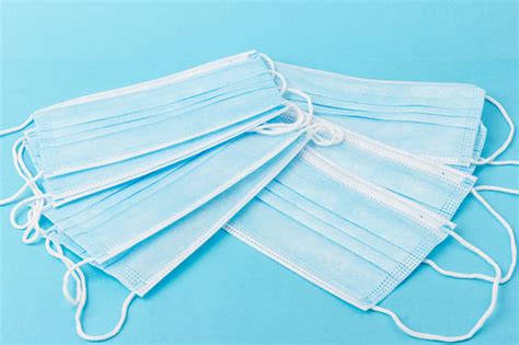 파란 배경에 고립 된 의료 마스크 오염 바이러스 독감 및 코로나바이러스에 대한 얼굴 마스크 보호 0명에 대한 스톡 사진 및 기타 이미지 Istock