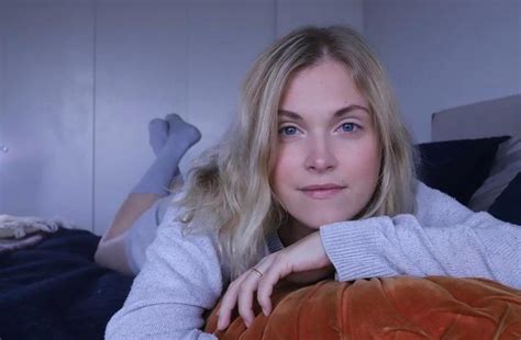 Eliza Taylor Scrolller