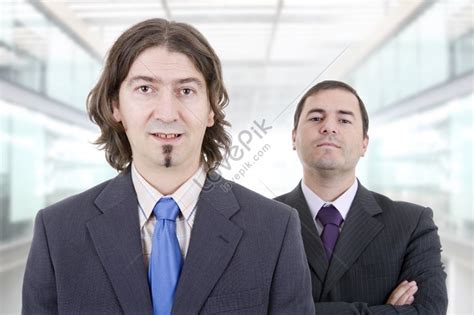 사무실에서 두 젊은 사업가의 초상화 사진 무료 다운로드 Lovepik