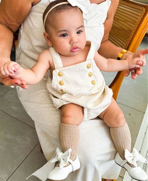 De traje árabe Neymar vai com Bruna Biancardi e a filha Mavie em jogo