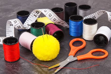 봉 제에 사용 하기 위한 액세서리 및 도구 실 바늘 가위 및 센티미터의 스풀 개인 장식품에 대한 스톡 사진 및 기타 이미지 개인 장식품 공예 다중 색상 Istock
