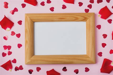 텍스트에 대 한 공간을 가진 나무 골격입니다 장미 꽃잎과 붉은 마음입니다 개념에 대한 스톡 사진 및 기타 이미지 개념 개념과 주제 공휴일 Istock