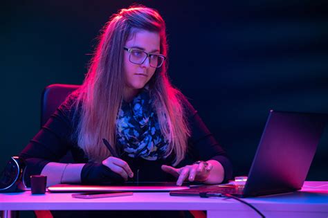 현대 여성 일러스트 레이 터 그래픽 디자이너 작업 사용 하 여 드로잉 노트북 태블릿 터치 스크린 및 수직 마우스 고객 참여에 대한 스톡 사진 및 기타 이미지 Istock