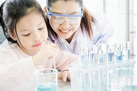 特写的女性亚洲科学炼金师教师教学和做化学实验室测试好奇的亚洲小学生 科学和教育的孩子的概念素材 花瓣网