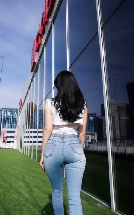 남자들이 좋아할만한 아주 섹시한 형태의 걸음걸이로 걸어가는 타이트한 스키니진을 입은 여자의 뒷모습 S라인 스키니진 뒷태 청바지여자 Youtube