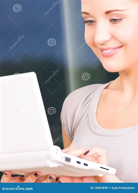 Gelukkige Onderneemster Met Laptop Computer Stock Foto Image Of Mooi