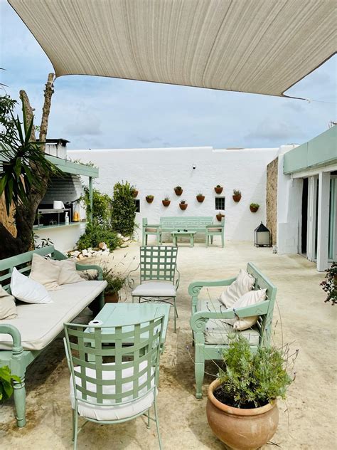 집 밖의 가구 갑판 건축 경작자 경치 고요한 그늘 날씨 녹색 뒤뜰 디자인 라운지 러스틱 보헤미안풍 사교적인 소파 수직 쐈어 스타일리시한