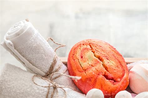 나무 상자에 뷰티 케어 제품 비누 오렌지 목욕 폭탄 수건 스파 또는 개인 위생 개념 배스 밤에 대한 스톡 사진 및 기타 이미지 배스 밤 갈색 개념 Istock