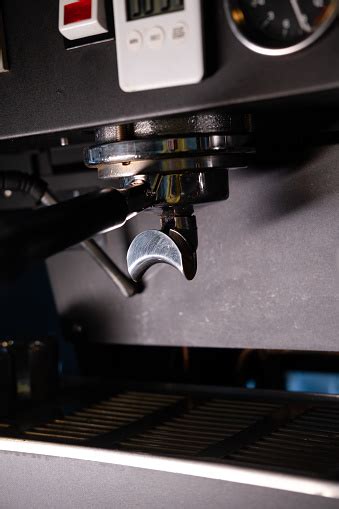 펍 바 레스토랑에서 커피를 만드는 에스프레소 머신을 클로즈업합니다 전문 커피 양조 커피숍 카페테리아 레스토랑 서비스 컨셉 0명에 대한 스톡 사진 및 기타 이미지 Istock