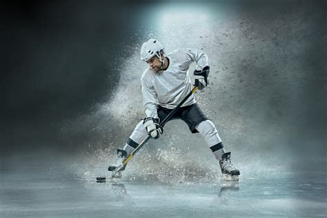 백인 아이스 하 키 선수 동적 행동 프로 스포츠 게임에 하 키 경기장 조명 아래에서 재생 합니다 하키에 대한 스톡 사진 및 기타 이미지 Istock