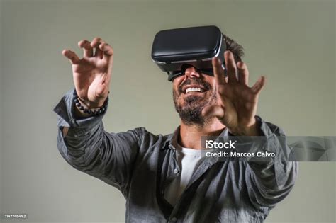 젊은 행복 하 고 흥분 된 남자 착용 가상 현실 Vr 고글 헤드셋 실험 3d 환상 재생 비디오 게임 감동 환상 환경 놀란 스튜디오 배경에 고립 30 39세에 대한 스톡 사진