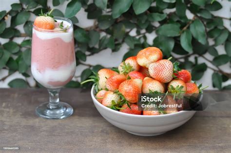 딸기와 딸기 요구르트 스무디 0명에 대한 스톡 사진 및 기타 이미지 0명 건강한 식생활 과일 Istock