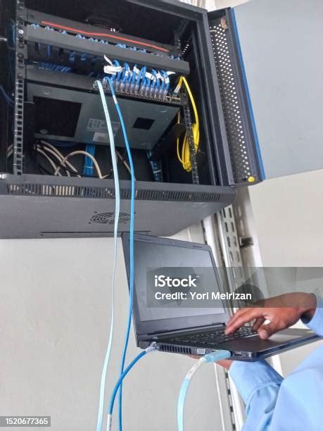 Teknisi Jaringan Mengatur Dan Mengkonfigurasi Router Switch Menggunakan