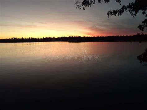 Puesta De Sol Relajante En El Lago Imagen De Archivo Imagen De