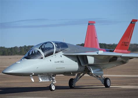T 7aレッドホーク：戦闘機や戦略爆撃機パイロットの次世代訓練機 写真で学ぶ航空機のモノづくり
