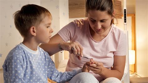 잠자리에 들기 전에 잠옷을 입은 아들의 손톱을 자르는 젊은 어머니 육아 아동 위생 및 건강 관리 잠자리에 들기 2명에 대한 스톡 사진 및 기타 이미지 Istock