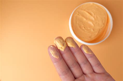 흰색 항아리에 복숭아 색 바디 크림 크림 과 여성의 손 주황색 배경 공간을 복사합니다 0명에 대한 스톡 사진 및 기타 이미지 Istock