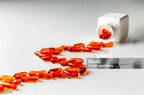 생선 기름 비타민 젤라틴 캡슐 오메가 3 및 플라스틱 알약 용기가 흰색 배경에 놓여 있습니다 0명에 대한 스톡 사진 및 기타 이미지 Istock