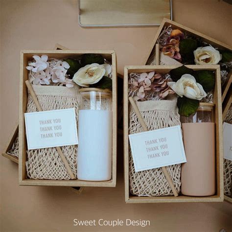 รวมชุดของรับไหว้ที่นำมาเซ็ตลงกล่องคราฟท์ สีน้ำตาลของกระดาษคราฟท์ทำให้ความรู้สึกถึงธรรมชาติและ